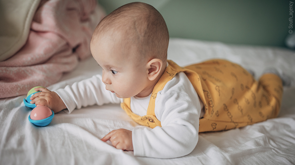Baby auf dem Bauch schlafen: wie gefährlich ist es wirklich? bett1.de